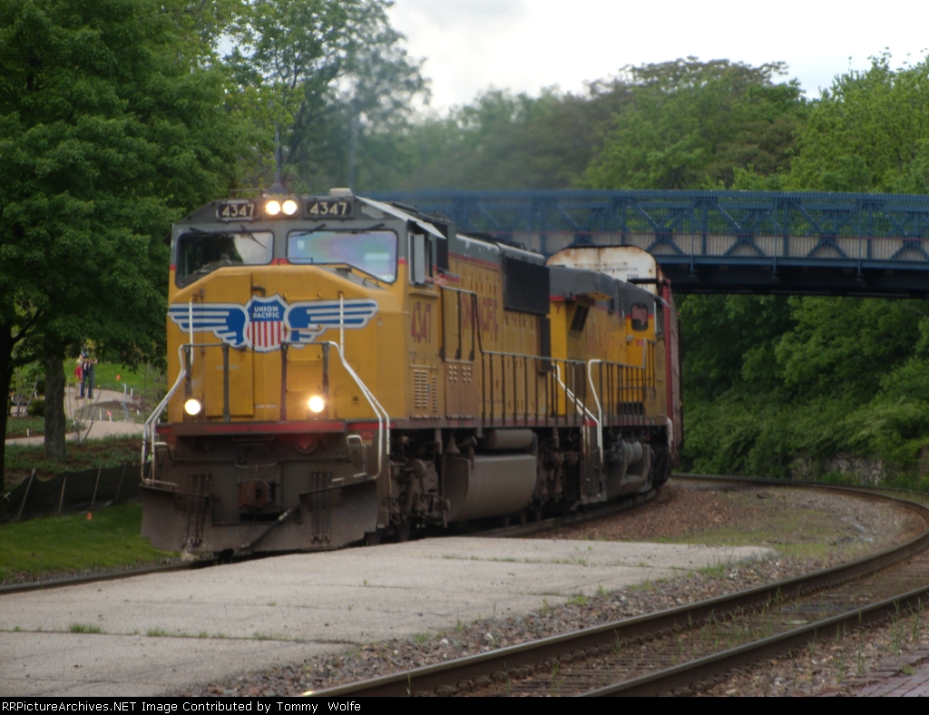 UP 4347 leads an autoparts train eastbound on track 2